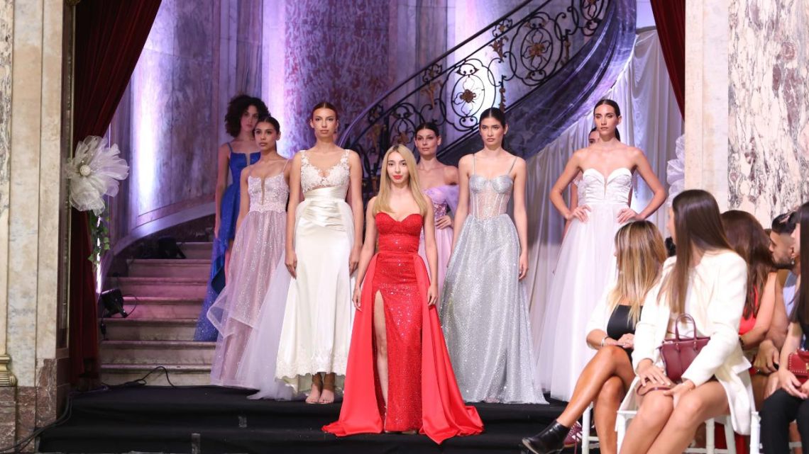 "Una Noche de Glamour y Moda: Mi Experiencia en el Fashion Week" | Caras