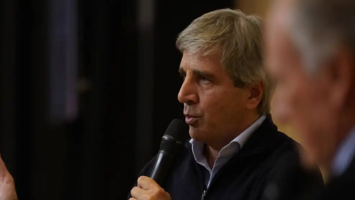 Caputo anunció que se mantuvo el superávit fiscal en junio: cómo ...