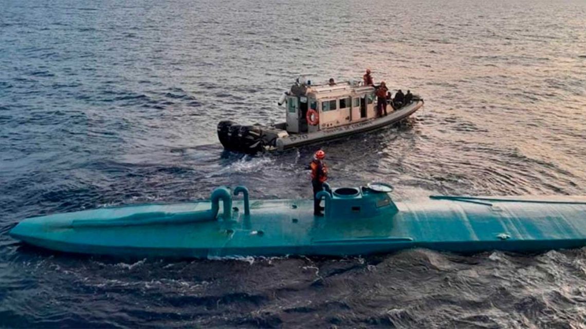 Atraparon el primer "narcosubmarino" sin tripulación : usaban Starlink ...