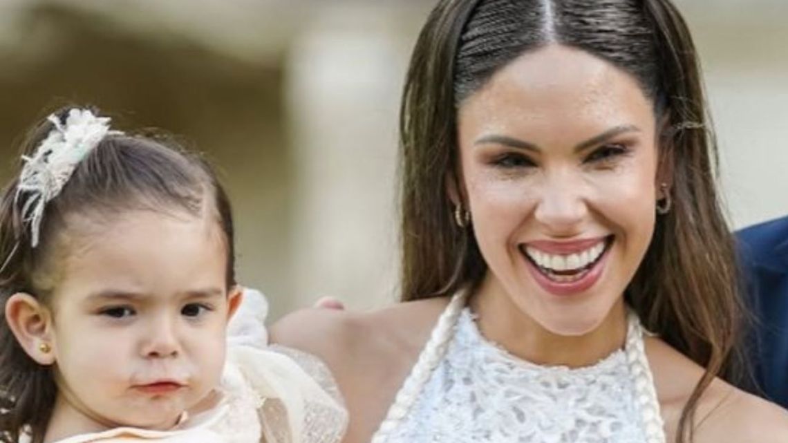 Sarah Burlando vivió su primer día en la nieve: look invernal y brindis ...