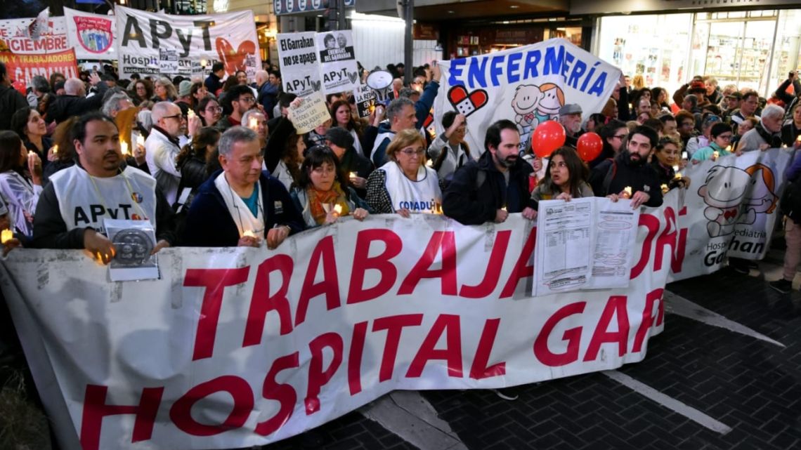 Trabajadores del Garrahan marcharon con velas al Obelisco con críticas ...