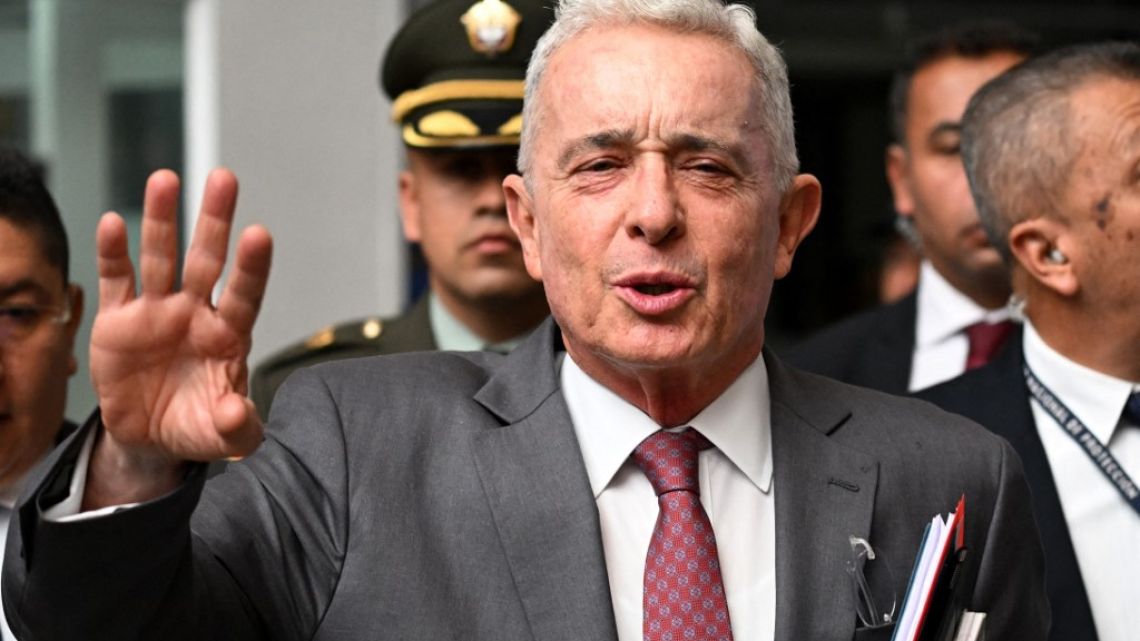 Álvaro Uribe se une a CFK y Bolsonaro en el club de expresidentes ...