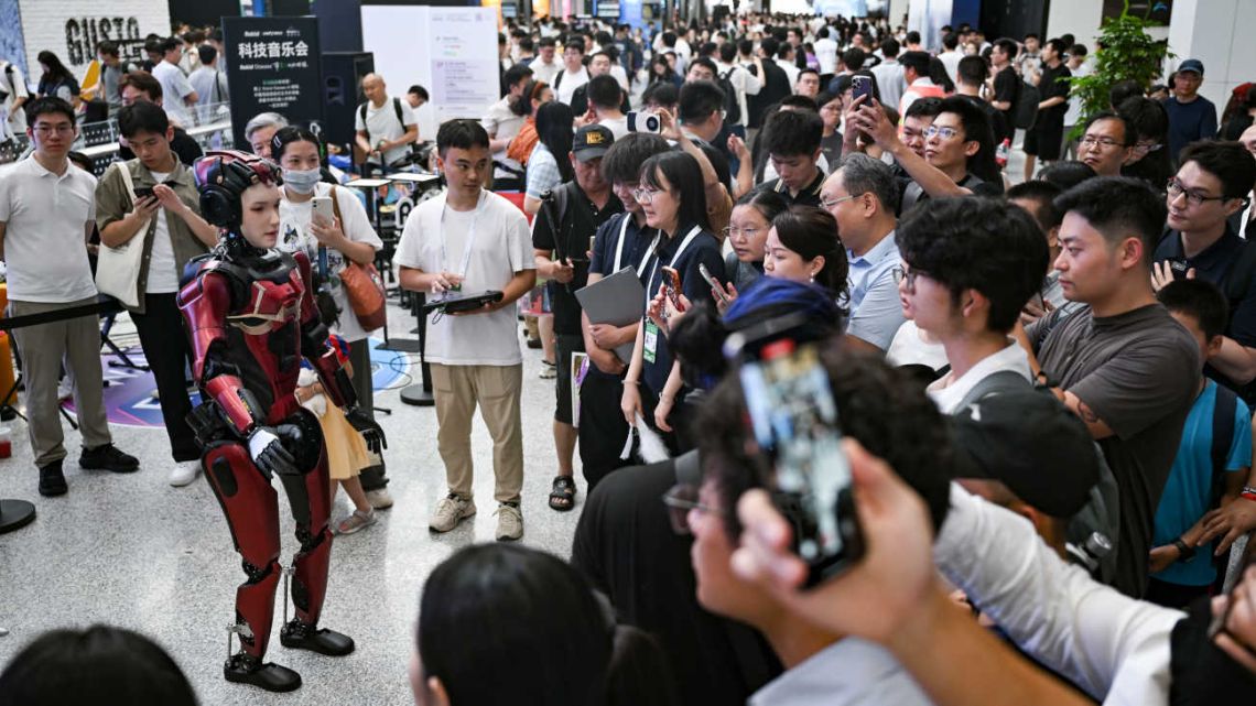 Un robot humanoide que opera con inteligencia artificial fue aceptado ...