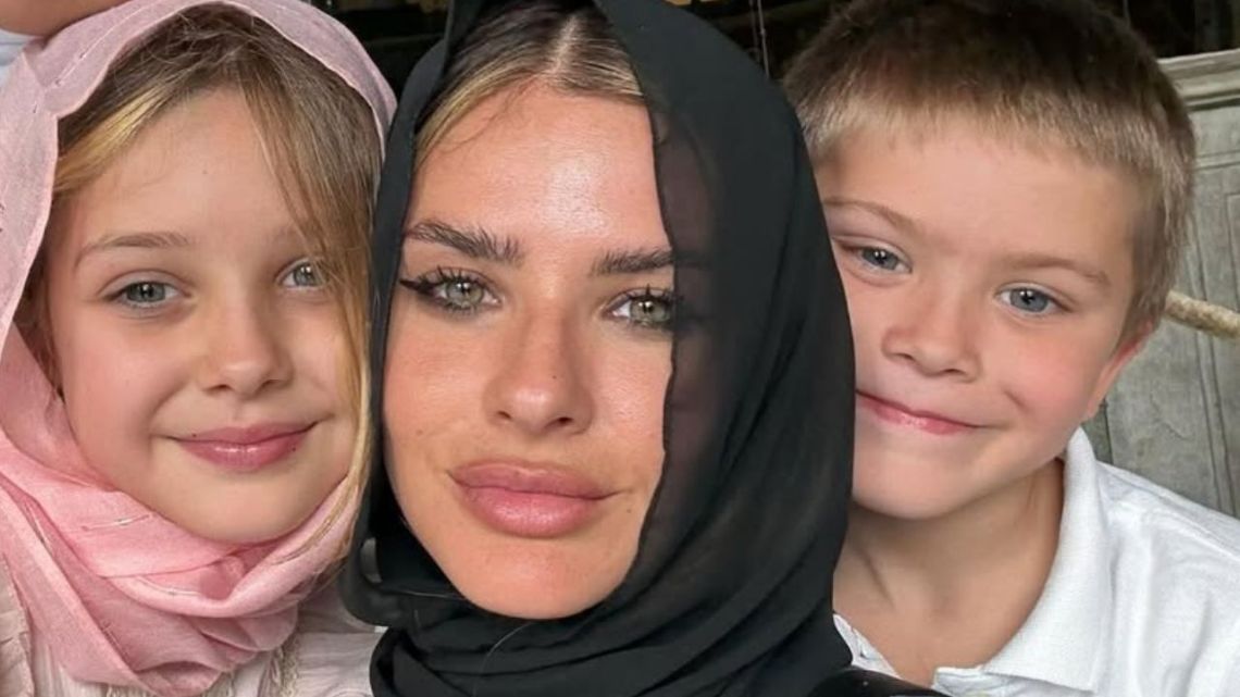 Leakimedia delphine she pulled off the cover and let me