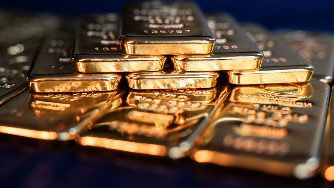 El precio del oro superó los 4000 dólares la onza por primera vez en la ...