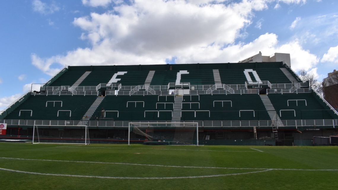 Ferro estrena la nueva tribuna local de su estadio en plena crisis | 442