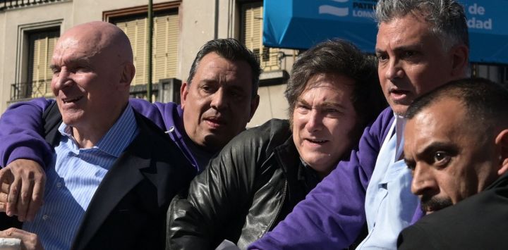 Milei pelted with stones by opponents on campaign trail | Buenos Aires ...