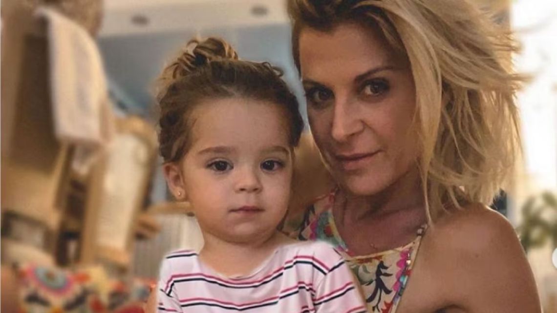 Los looks gemelos de Eugenia Tobal y su hija para un casamiento en ...