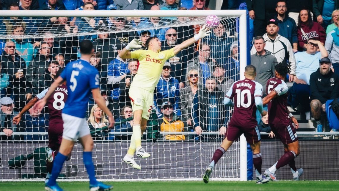 Dibu Martínez se lució con atajadas clave y frenó la caída del Aston Villa en la Premier | 442