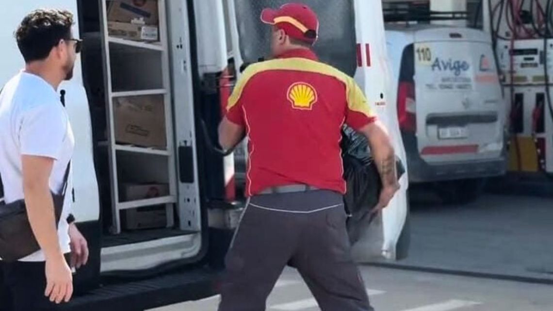 Una chica en una bolsa: una estación de servicio quiso ser 'graciosa' y ...