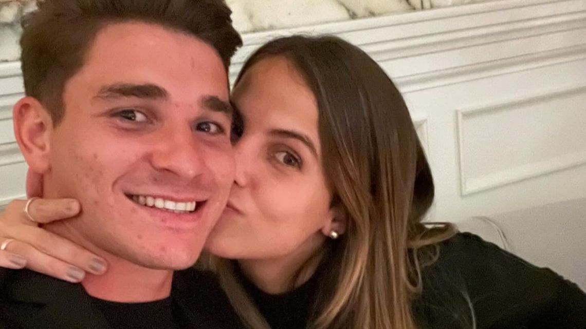 Julián Álvarez y Emilia Ferraro mostraron el primer cochecito de su ...