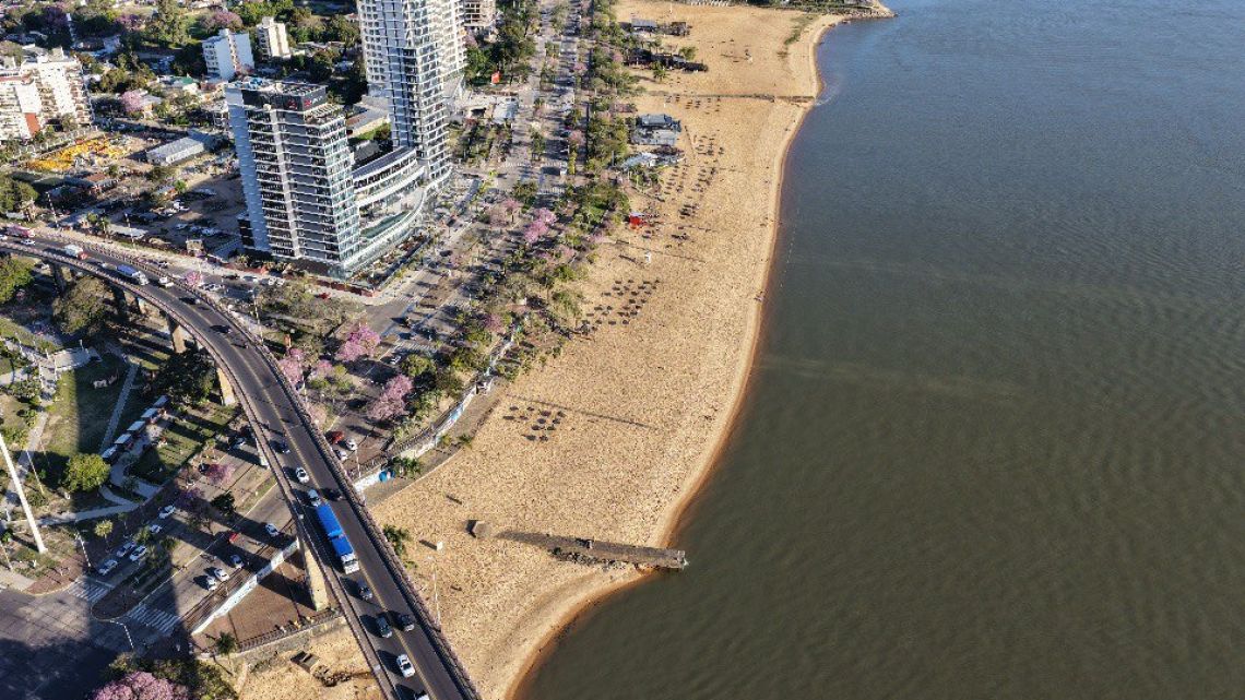 El verano más largo del país: Corrientes habilita sus playas y apuesta ...
