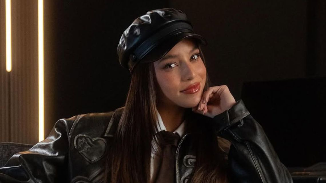 Los 4 mejores look de Emilia Mernes en el Fashion Week Paris: total black, sporty elegance y ...