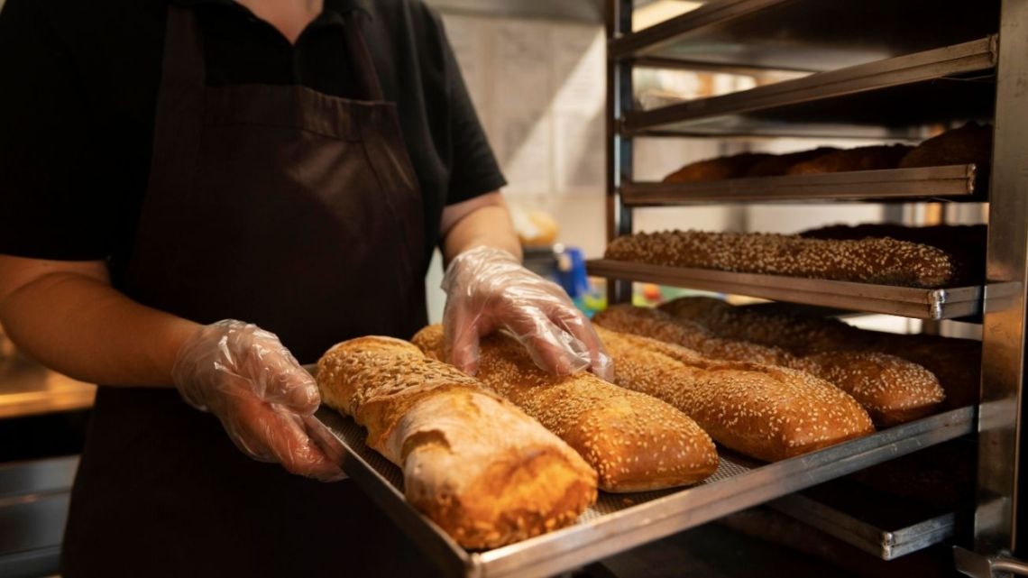 A partir de este lunes, suben un 12% los precios del pan y panificados ...