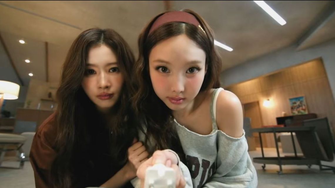 El grupo de K-Pop TWICE lanza un álbum especial para conmemorar su 10º aniversario junto al ...