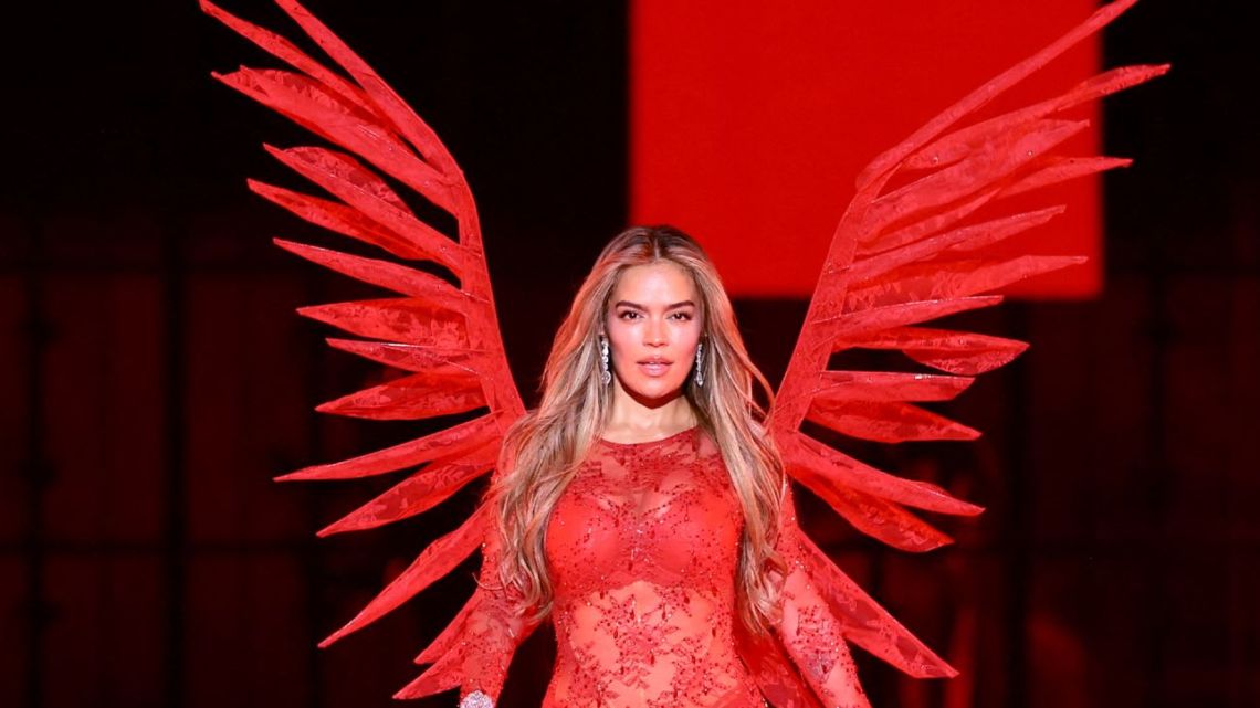 Karol G debutó en la pasarela del Victoria's Secret Fashion Show 2025 con una presentación ...