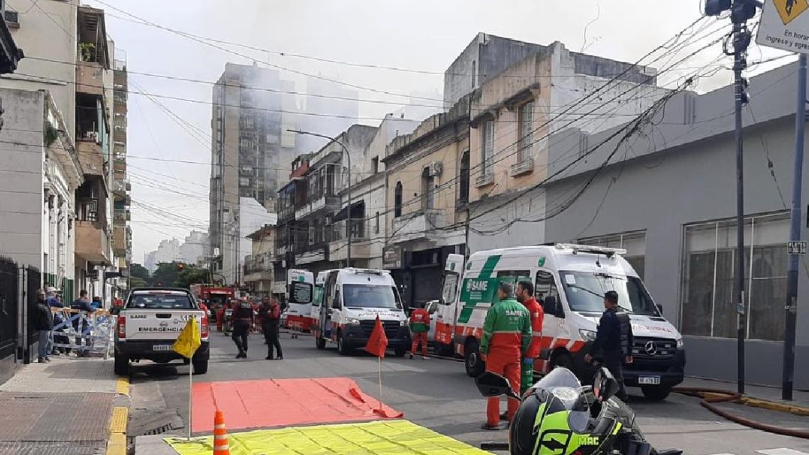Un incendio en un taller de autos en Parque Patricios obligó a evacuar ...