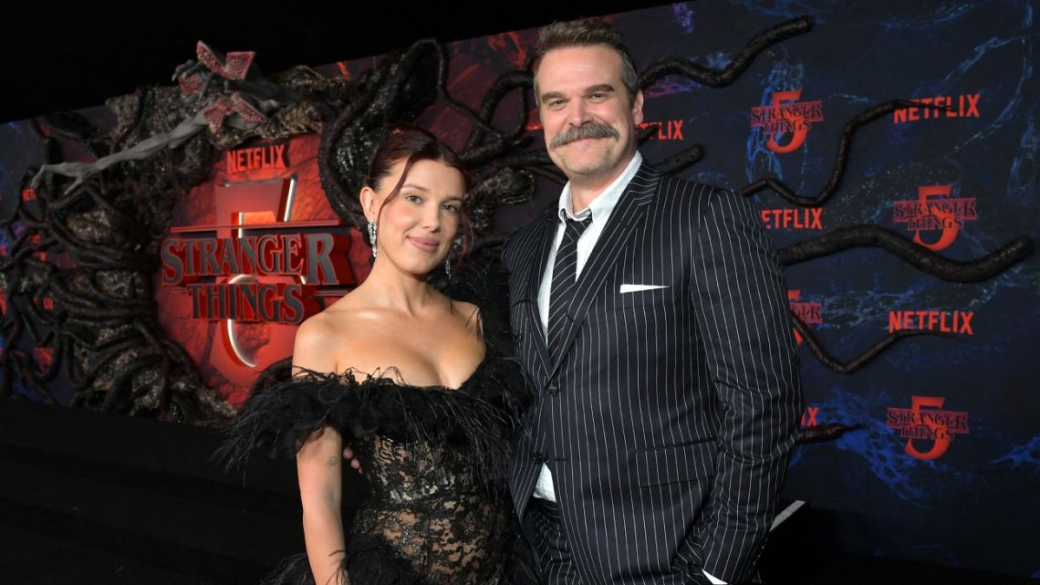 Millie Bobby Brown y David Harbour se reencontraron en la premiere de ...