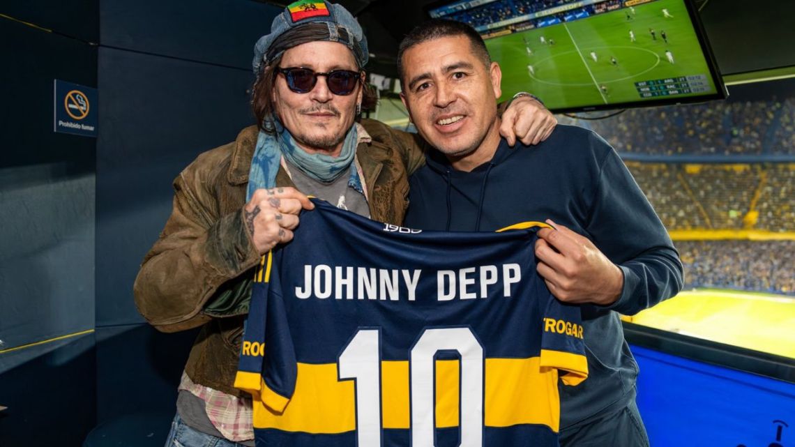 Johnny Depp alentó a Boca contra Tigre y se abrazó con Juan Román ...