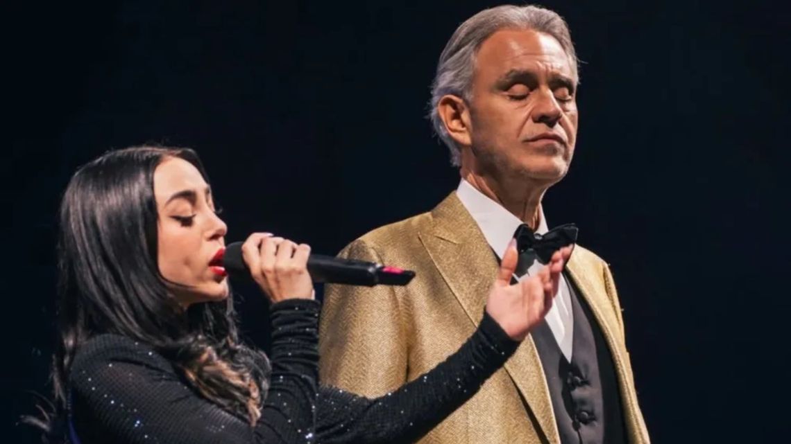 Andrea Bocelli sorprendió al cantar junto a Nicki Nicole en su show en ...