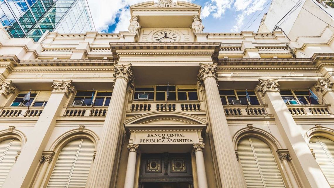 Las tasas en pesos se dispararon al 140%: Qué pasó y qué significa | Perfil