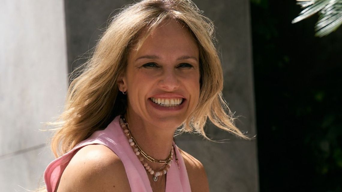 Adiós a los jeans rectos y skinny: Mariana Fabbiani deslumbra con el ...