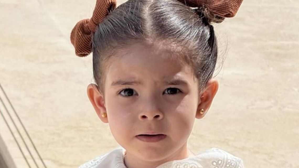 El look de princesa de Sarah Burlando en su impresionante castillo ...