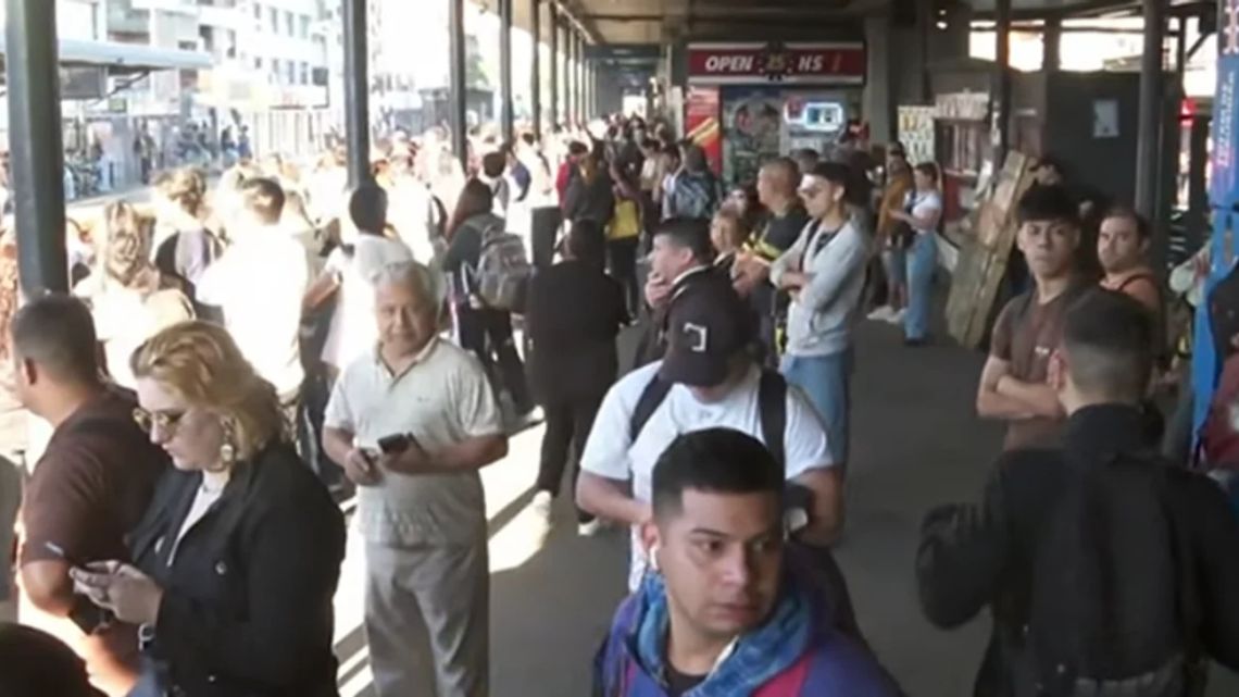 Caos en el Tren Sarmiento en el primer día hábil tras el fin de semana ...