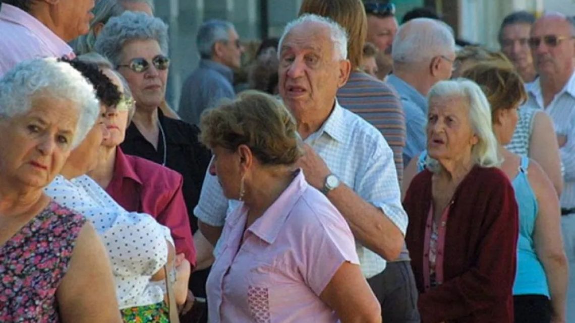 Los jubilados y pensionados recibirán el bono de $70 mil | Perfil