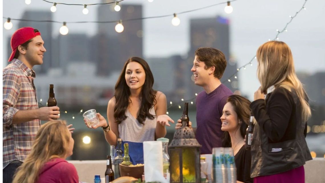 De qué se trata Desconocidos Eventos: un “Tinder de amigos” que ...