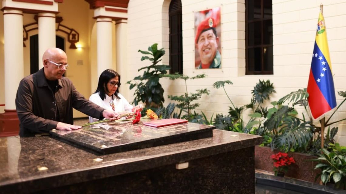Delcy Rodríguez juró y fue a visitar la tumba de Hugo Chávez | Perfil