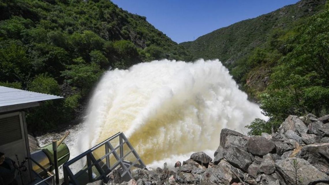 Volvió la “cola de novia” tras la apertura de una válvula del dique San ...