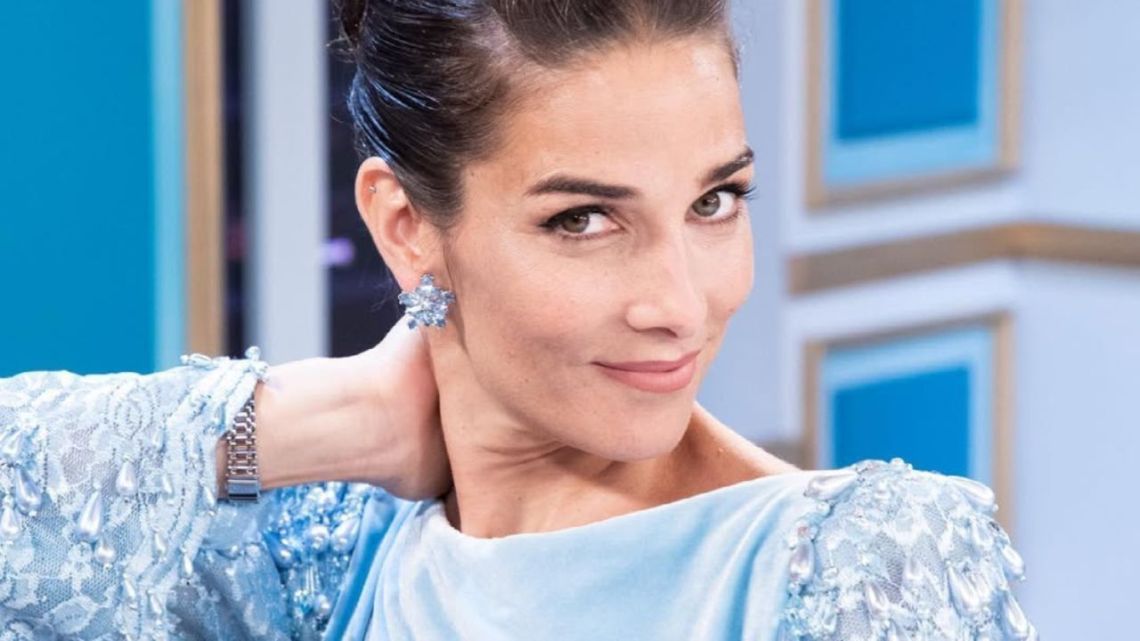 Juana Viale impone el celeste como el color del verano con un imponente ...