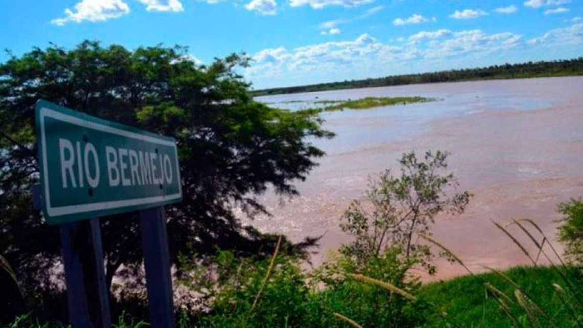El río Bermejo registra una creciente en la costa chaqueña y monitorean ...